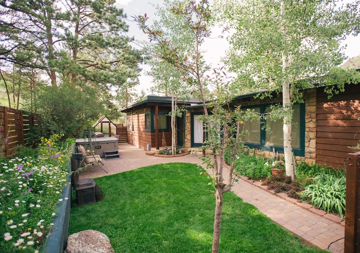 Private Mountain Haven & Hot Tub; Eco-friendly! - Colorado