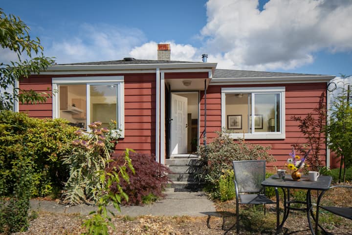 Cozy Garden Cottage - Shoreline