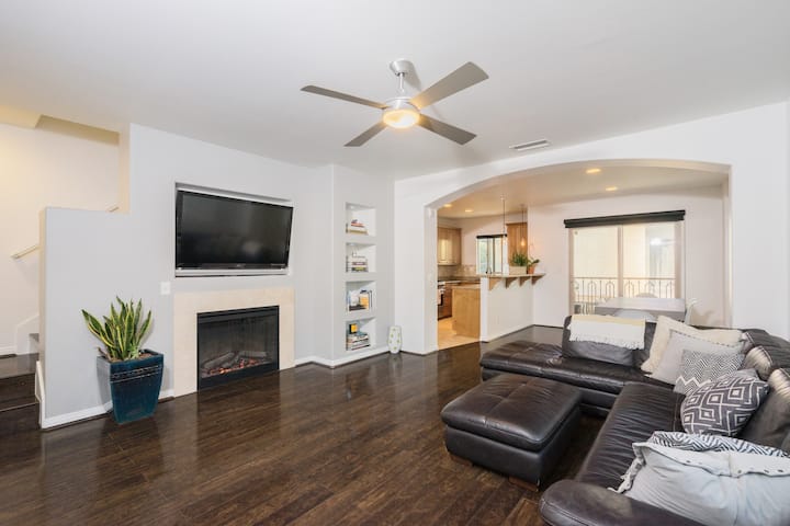 Stunning Beachside Townhome, 1 Min To The Beach. - San Diego