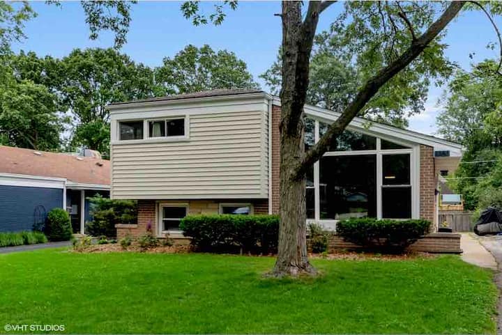 Cozy Midcentury Modern Getaway - Lincolnshire, IL