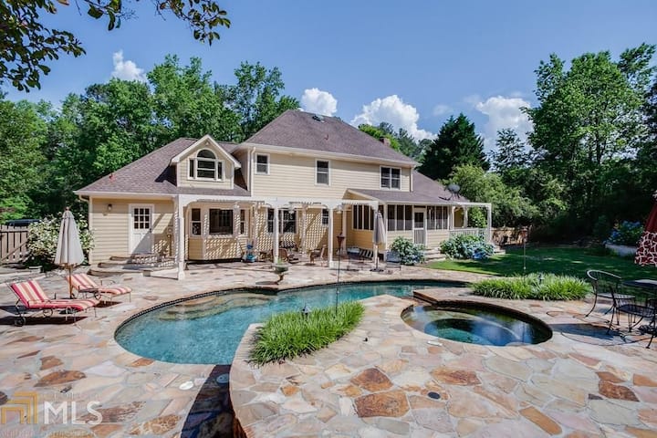 Beautiful Home On Private Lot - Suwanee, GA