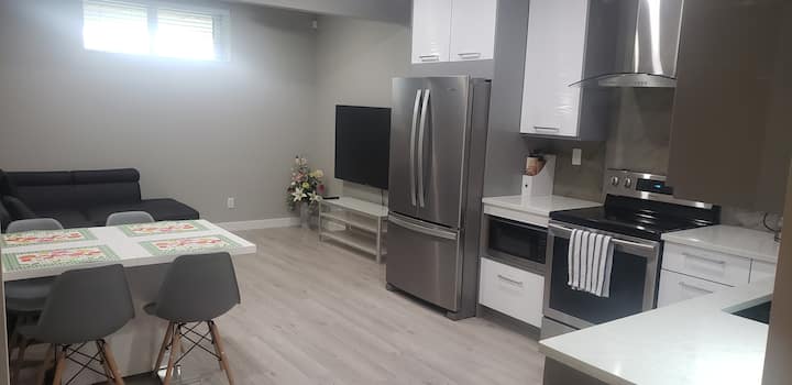 Modern 2-br Suite, Sep Entrance, 10 Min To Airport - Calgary