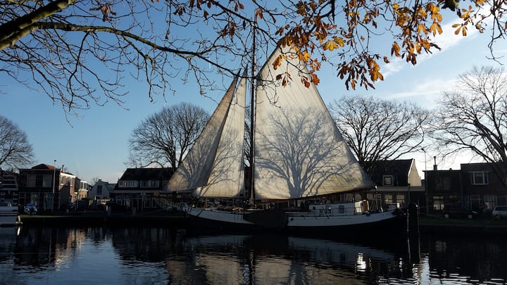 Zeil-passagierschip De Vrouw Dina - Leiden