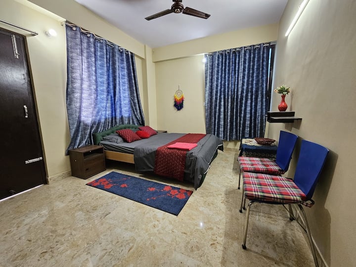 Room With Ac, Wi-fi, Smart Tv In Living Room. - 帕特納