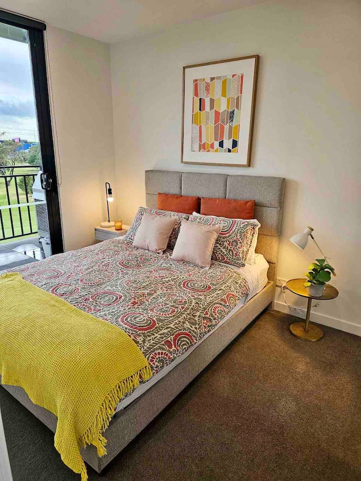 *2 Bed 2 Bath @Yarraville Village + Secure Parking - Melbourne