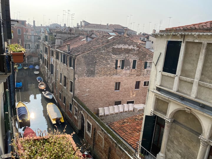 Stay Like Local In Authentic Venetian Palazzo - Venecia