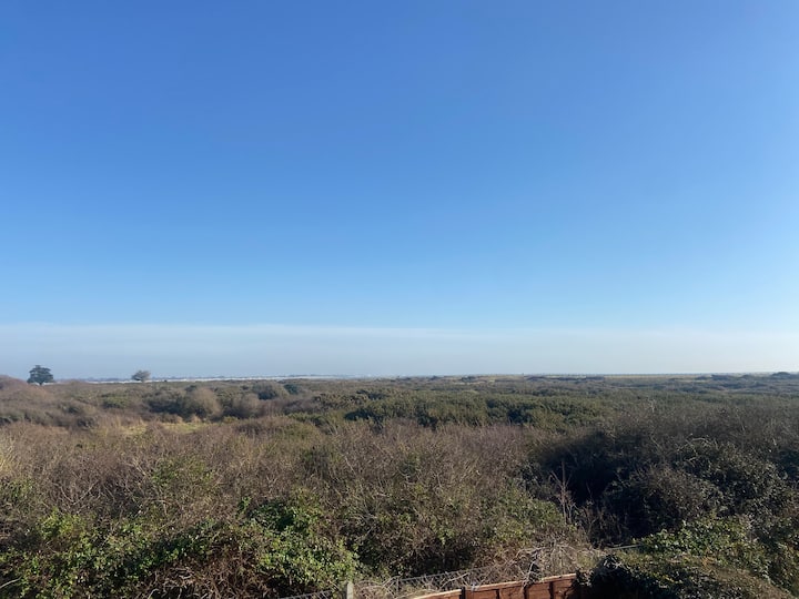 Whitecaps: Stunning Sea Views With Private Garden - Hayling Island