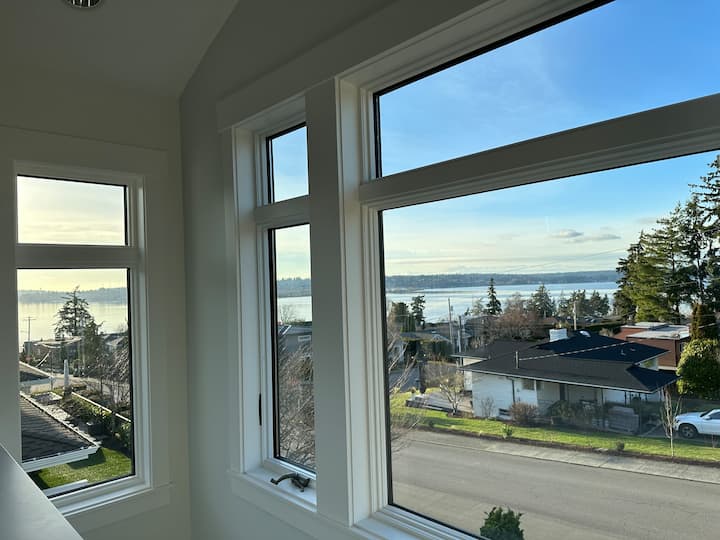 View! Stylish, Light-filled & Super Comfortable. - Kirkland, WA