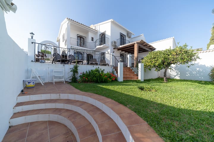 Villa Lumineuse, Terrasse, Jardin, Vues Sur La Mer - Nerja
