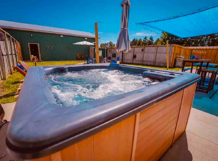 Up North Bungalow W Lg Pole Barn Game Room Hot Tub - Interlochen, MI