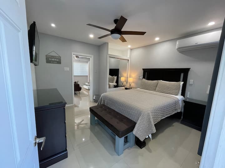 Modern, Secure, 1br Apt In Half Way Tree- Kingston - Kingston