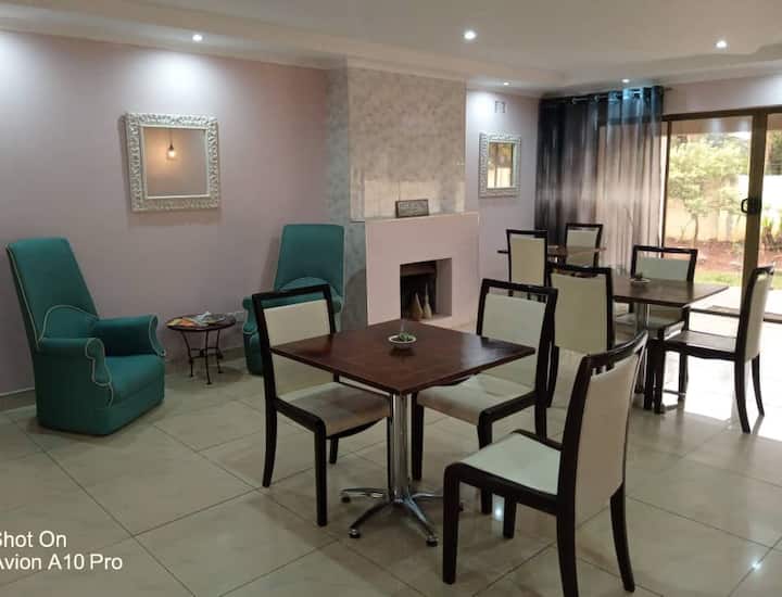 Berkshire Lodge-pool View Room - Harare