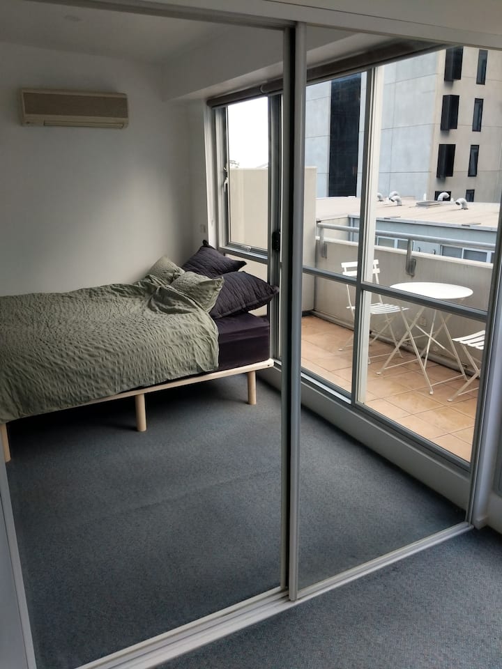 Two Bed Apartment On City Edge - Melbourne