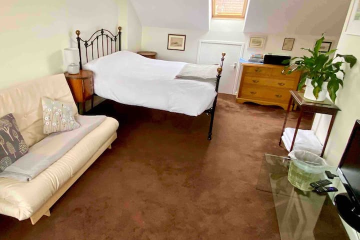 Central, Spacious Loft With Views & Free Parking - Saltford