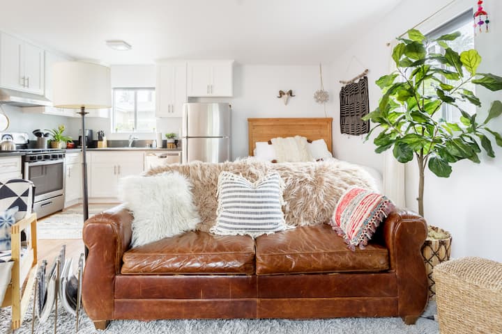 Private Modern Studio • Large Workspace • Patio - Los Angeles Airport (LAX)