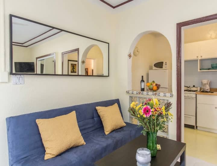 Cozy Studio, Central Location! - Beverly Hills