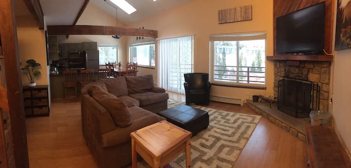 Forever Young: 2br+loft Retreat + Pool & Hot Tub! - Dillon, CO