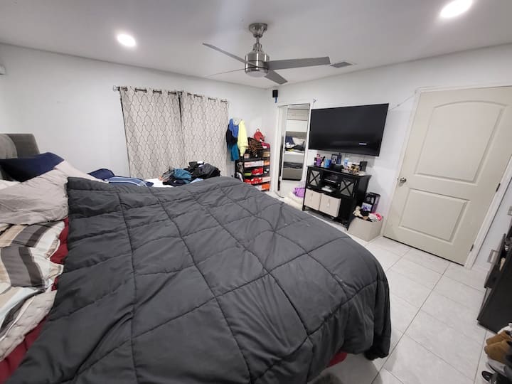 3 Bedroom 2 Bath And A Movie Room Very Clean - Margate, FL