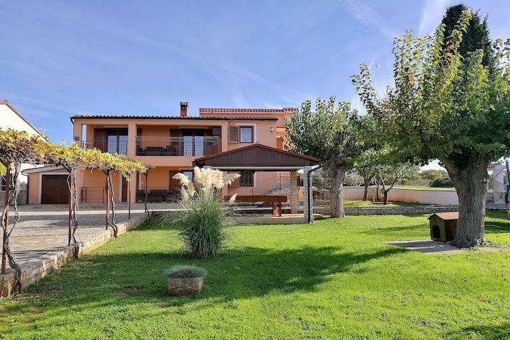 Appartement De Vacances Avec Piscine Pour 5 - Bale