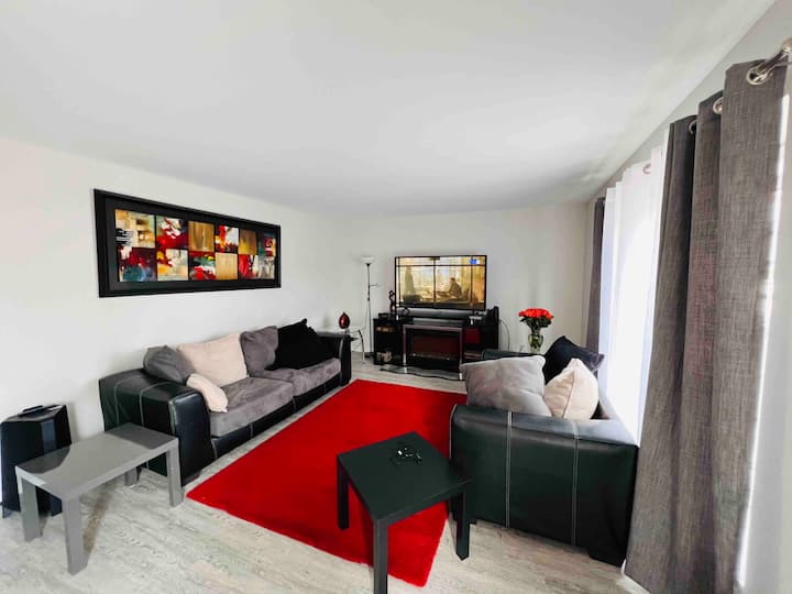 A Comfi Basement Room W Windows In Lake House - Novi, MI
