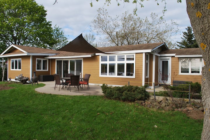 Jigger's ~ Spacious Beachfront Cottage - Shediac