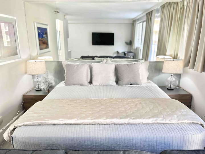 Aloha Surf Renovated Condo Central Waikīkī Beach - Honolulu, HI