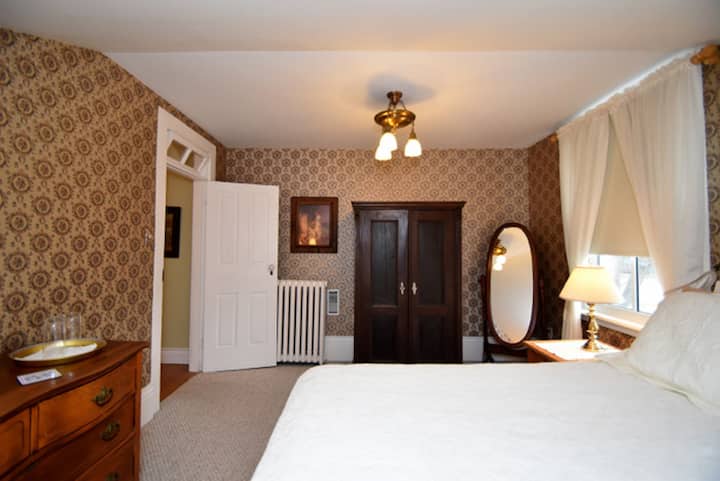 Luxurious Lawrence Suite - Joseph Lawrence Suite - Collingwood