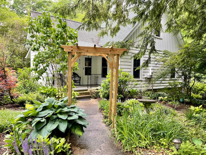 Quiet Creek Cottage ★ 1 Mi To Downtown Black Mtn - Black Mountain, NC