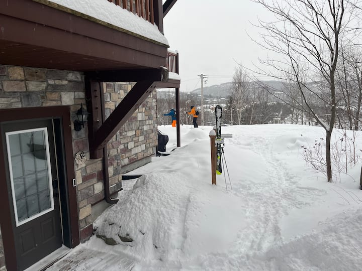 Cozy Ski-in And Out 2-bedroom Ground Floor Condo - Mont-Tremblant