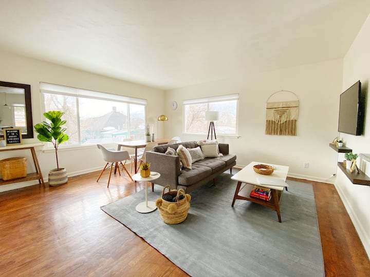 Sunny Springs Suite · Updated, Chic, Near It All - Manitou Springs, CO