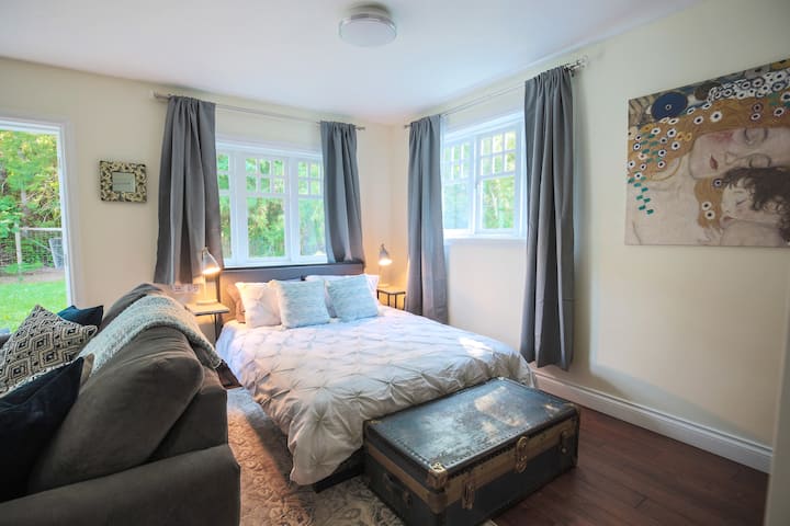 Salt Spring Guest Suites- The Otis Suite - Salt Spring Island