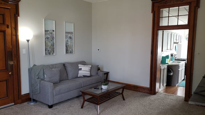 Large 1 Bedroom Apt. With Wifi Centrally Located - Quincy, IL