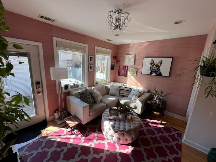 Capitol Hill Rowhouse Main Bedroom +Bath - ワシントン州