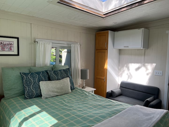 Quiet, Peaceful Sublet 3 Min. To Beach & Downtown - Santa Barbara, CA