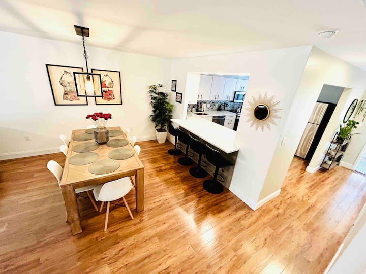 Artist’s Escape
(2-bedrooms/3 Beds/3 Bathrooms) - Rehoboth Beach, DE