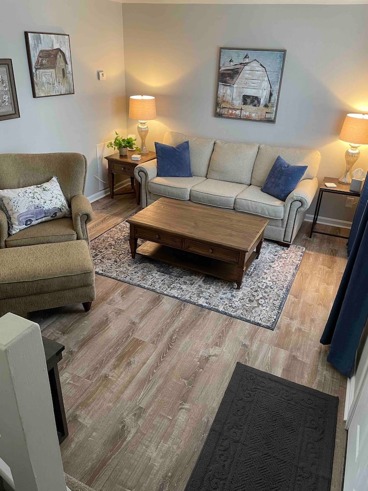 Lovely Two Bedroom, 1 1/2 Bath, King Bed Townhouse - Chesapeake, VA