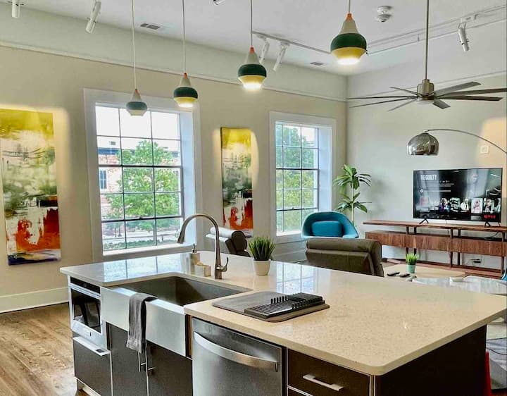 Upscale Downtown Luxury Penthouse Free Parking! - Macon, GA