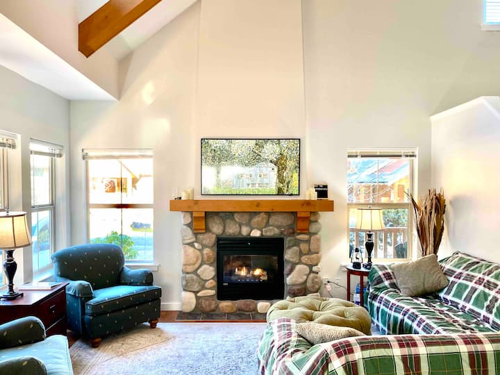 3-bedroom Storybook Cottage At Cultus Lake W/ Pool - Cultus Lake