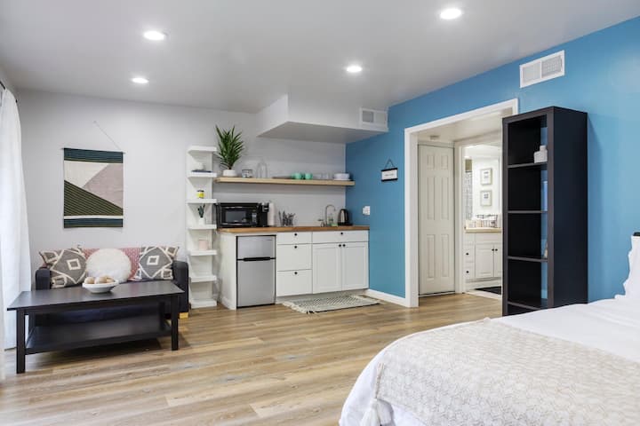 Spacious Studio Universal Private Entry Patio - Los Angeles, CA