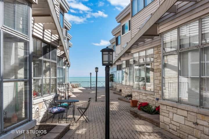 Lakefront English Basement W/ Workspace - Chicago, IL