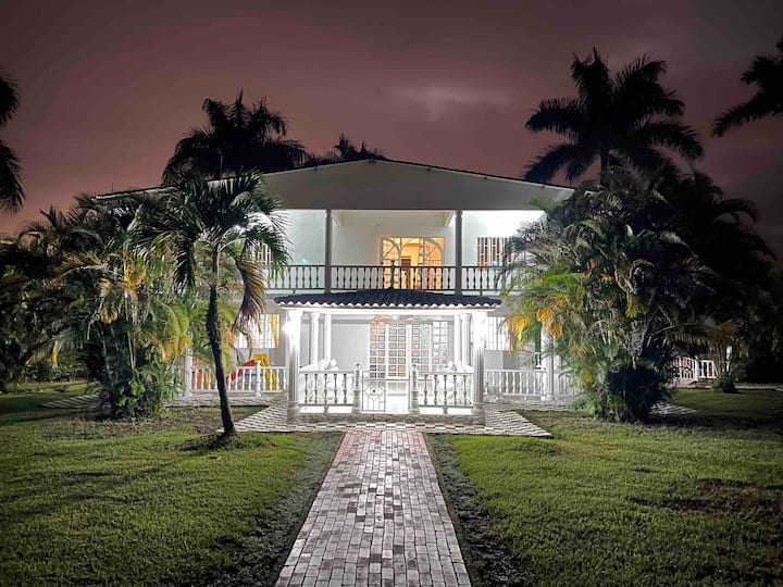 Agradable Finca Con Piscina Y Zonas Verdes. - Acacias