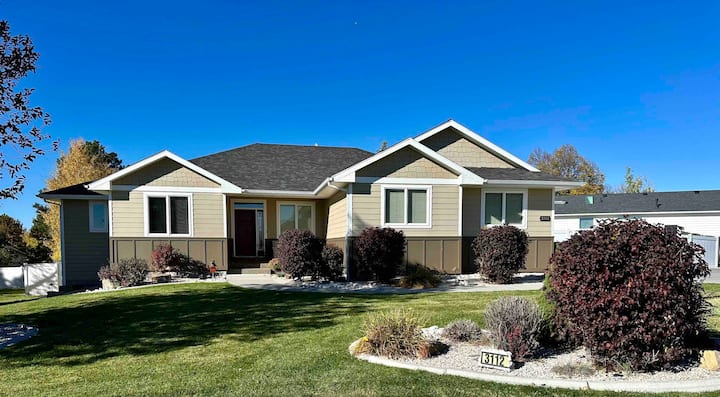 Beautiful 4 Bdrm West End 
Home W:hot Tub & Views - Billings, MT