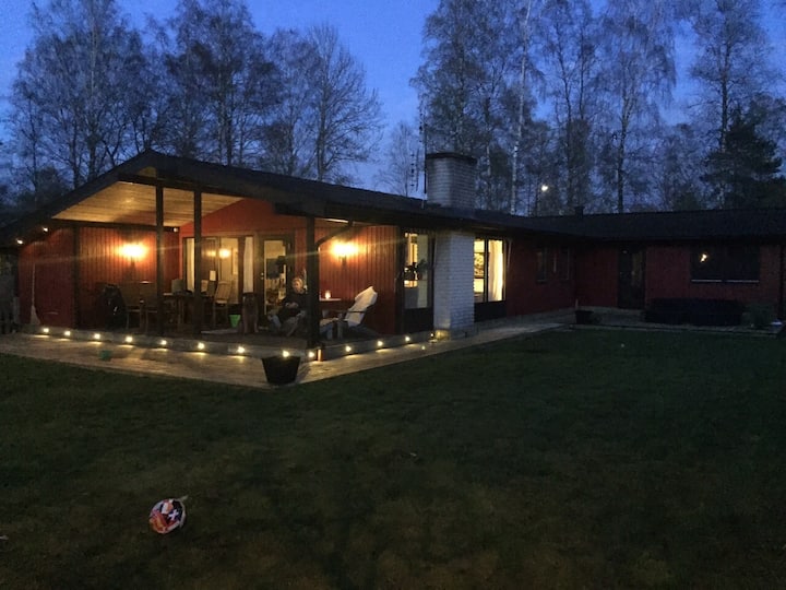 Mysigt Sommarhus Med Uteplats - Båstad