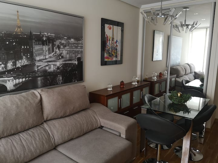 Apartamento De Dos Dormitorios A 500 Metros A Pie De La Plaza De Maria Pita Y A 850 Metros De La Playa Del Orzán.
Alojamiento Con Estacionamiento En El Propio Inmueble.
Cocina Equipada.
Conoce La Ciudad Alojándote En El Centro. - A Coruña