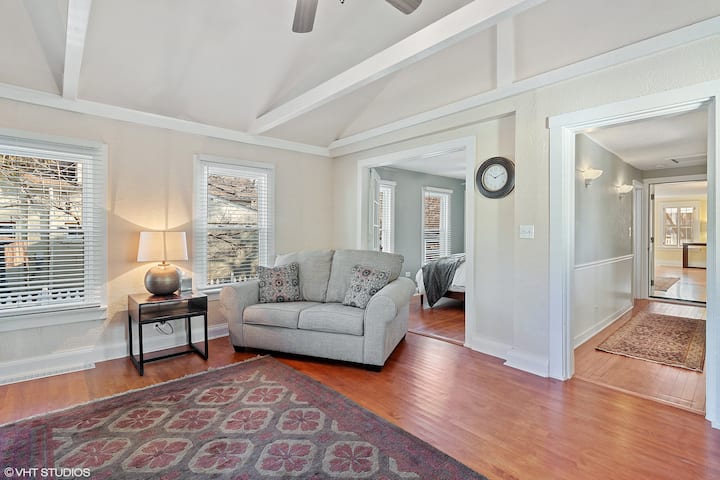 Downtown Naperville 1 Bedroom Guest Suite - Naperville, IL