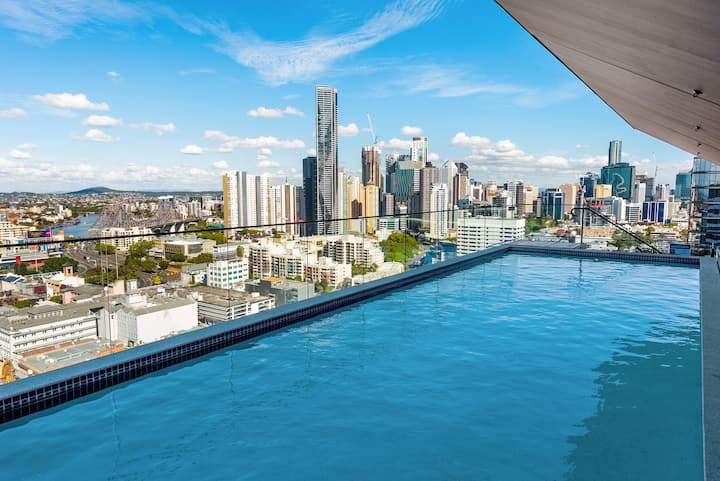 Central Valley Pad W/ Breathtaking Rooftop Pool - Spring Hill