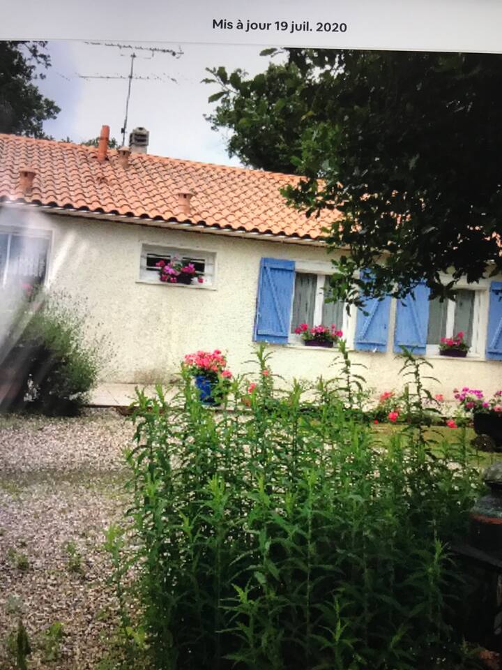 Chambre Dans Maison Avec Piscine - Bazas
