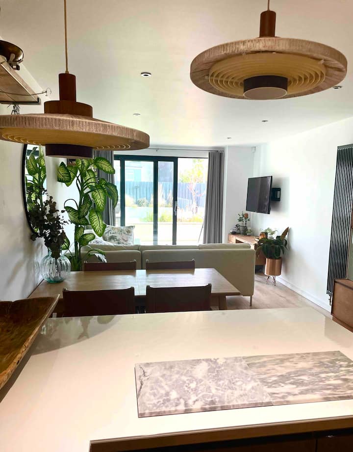 Stylish, Central 2 Bed Garden Apartment W/ Parking - Plymouth
