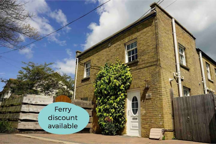 Cosy Period Cottage Seconds From The Beach - Isle of Wight
