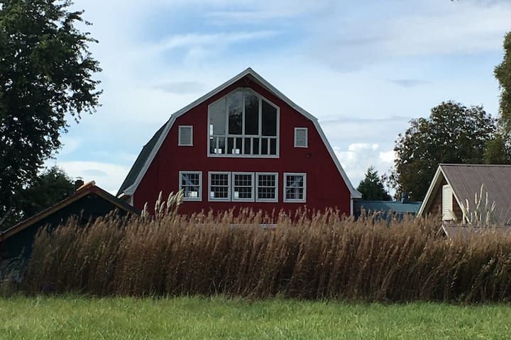 Beautifully Restored Barn On  Tranquil Property - Marysville, WA